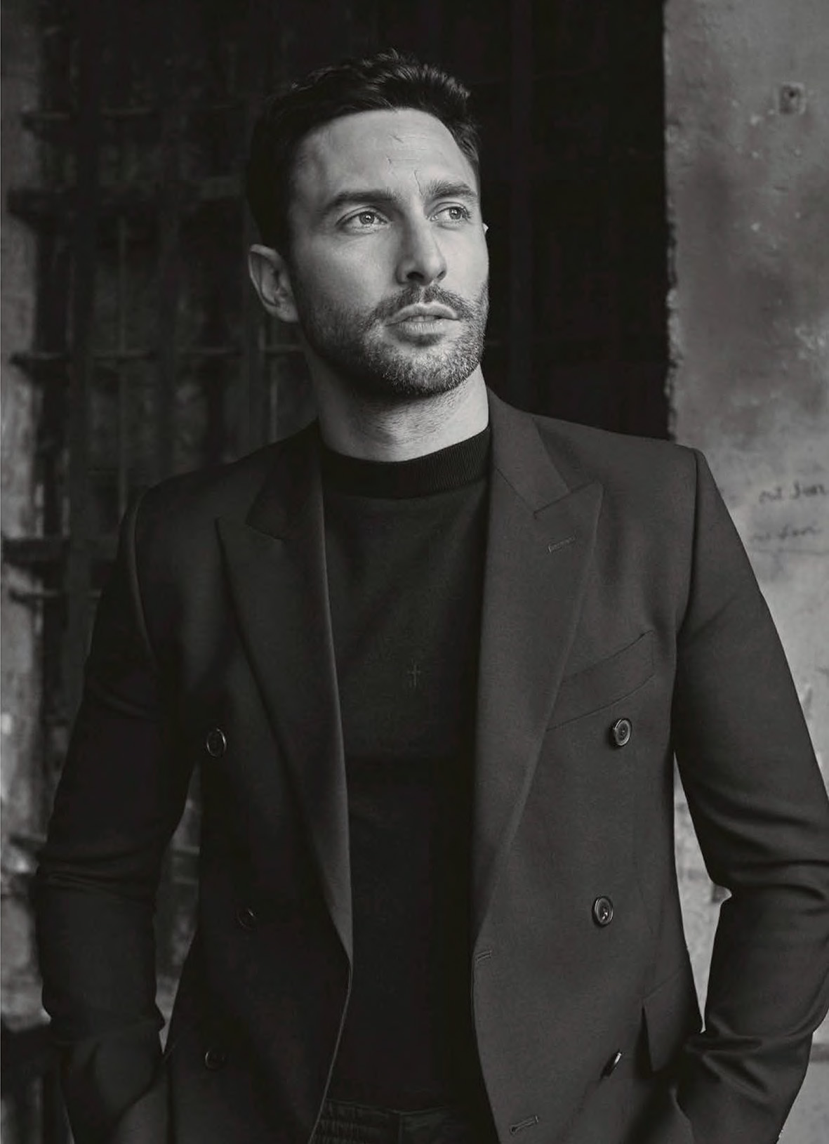 Glass interviews actor Noah Mills - The Glass Magazine