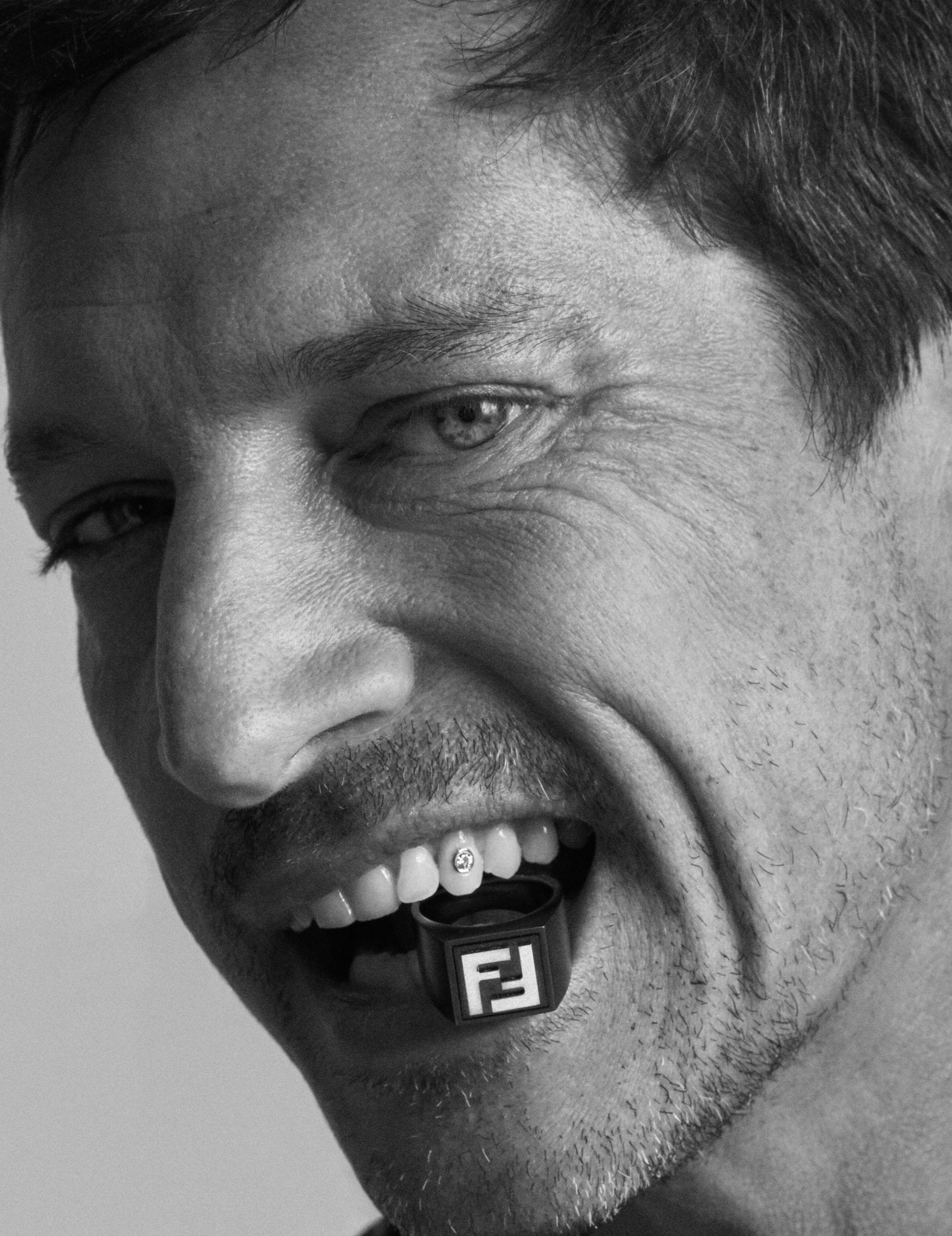 Glass speaks with American actor Simon Rex - The Glass Magazine