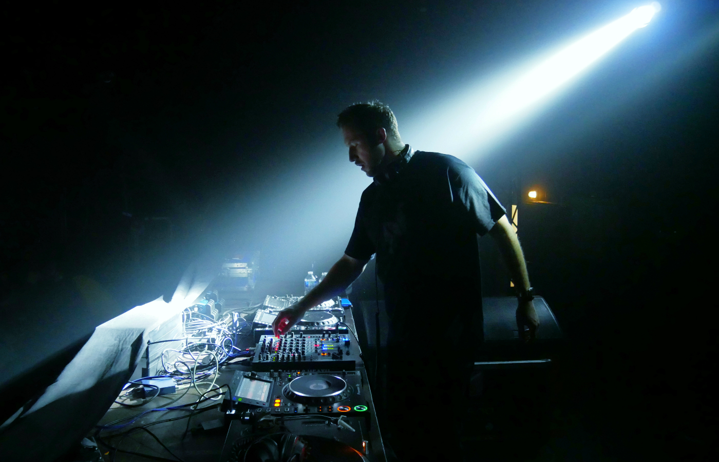 Glass interviews British DJ Archie Hamilton - The Glass Magazine